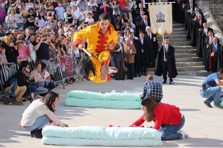 Mascaradas: Colacho de Castrillo de Murcia - Al filo de lo Improbable